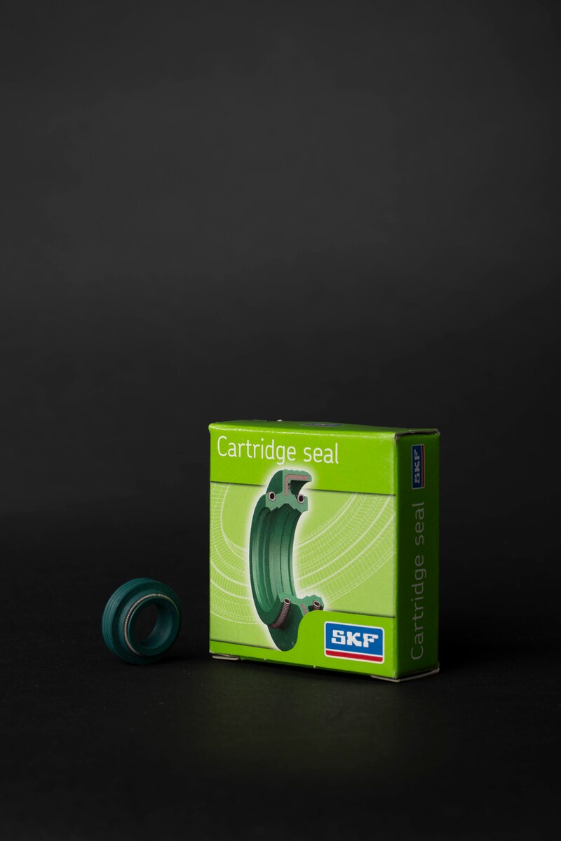 Closed cartridge seal for motorcycles