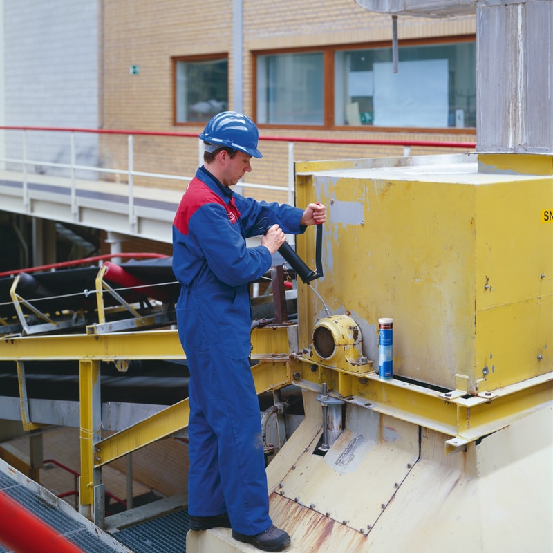 Grease Gun - Easy grease filling with industrial guns | SKF