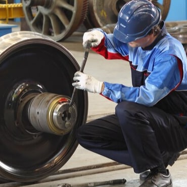 Overcoming workforce shortages with expert services | SKF